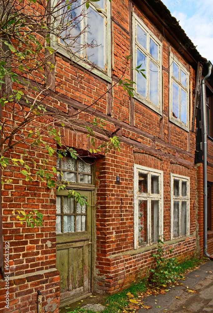 Zerfall / Altes Haus / Ruine / Leerstand Stock Photo | Adobe Stock