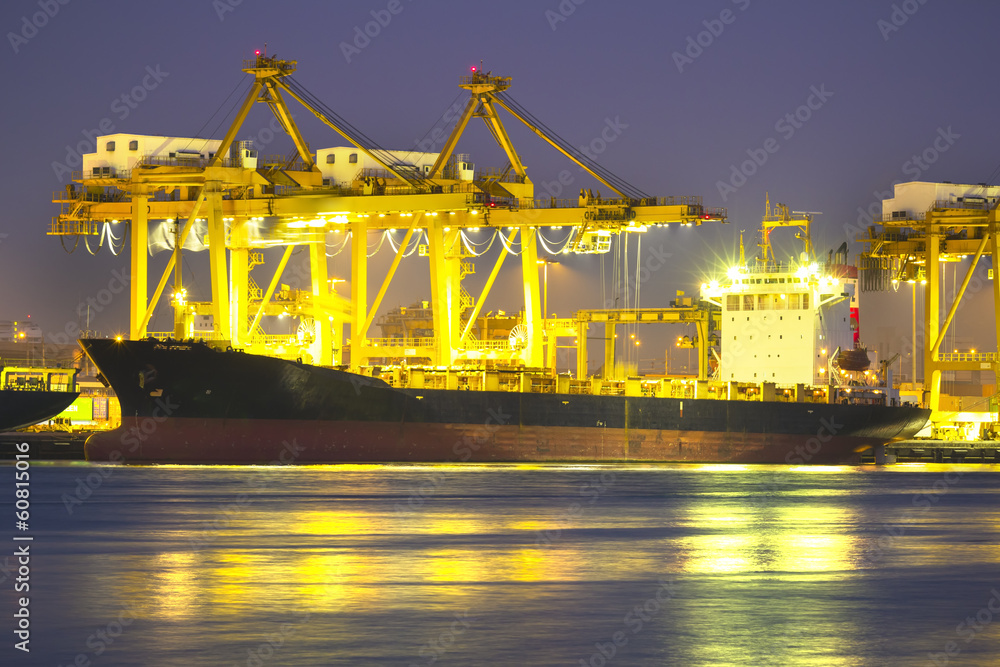 Gantry crane loading and unloading cargo container from cargo ship at ...
