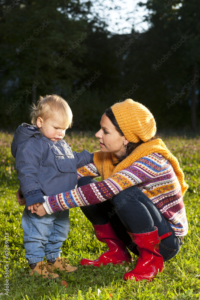 Glückliche Mutter mit ihrem kleinen Sohn in der Natur Stock Photo ...