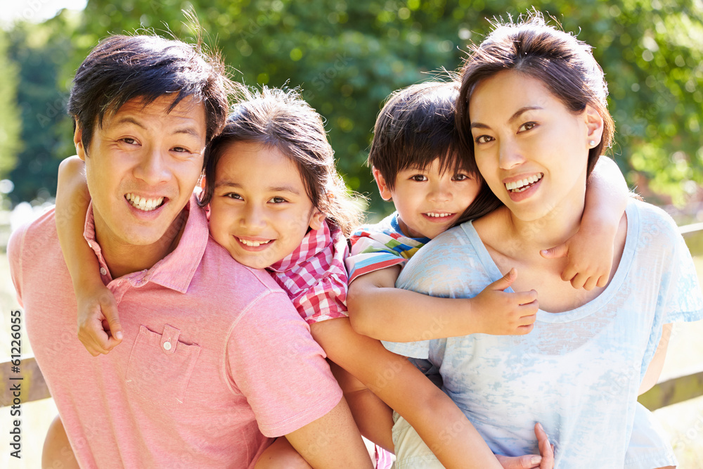 Portrait Of Asian Family Enjoying Walk In Summer Countryside 素材庫相片 ...
