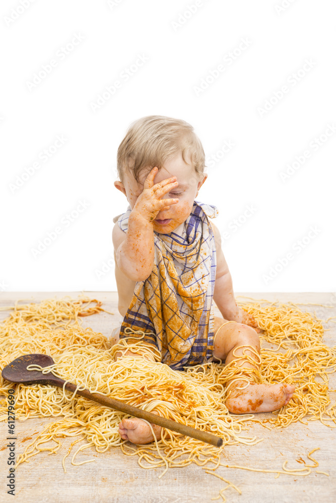 Kleiner Bub sitzt in einem Haufen Spaghetti :-) Stock-Foto | Adobe Stock