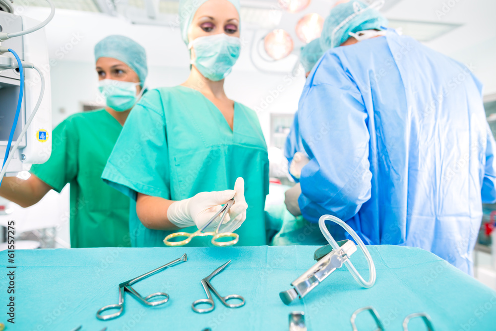 Chirurgen operieren in OP-Saal an Patienten Stock-Foto | Adobe Stock