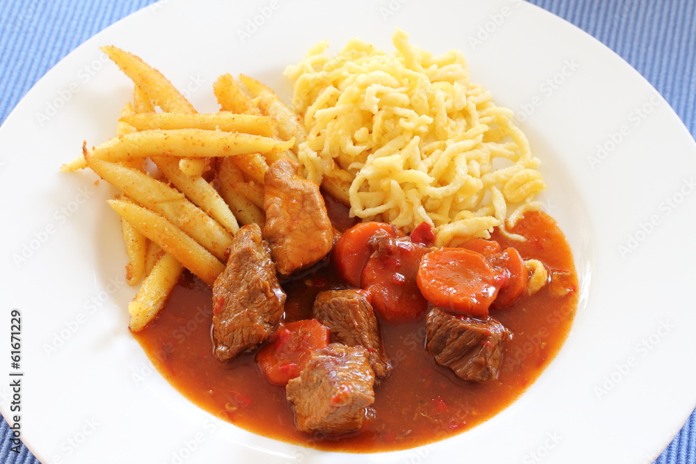 (gemischter) Gulasch mit Spätzle und Schupfnudeln Stock Photo | Adobe Stock