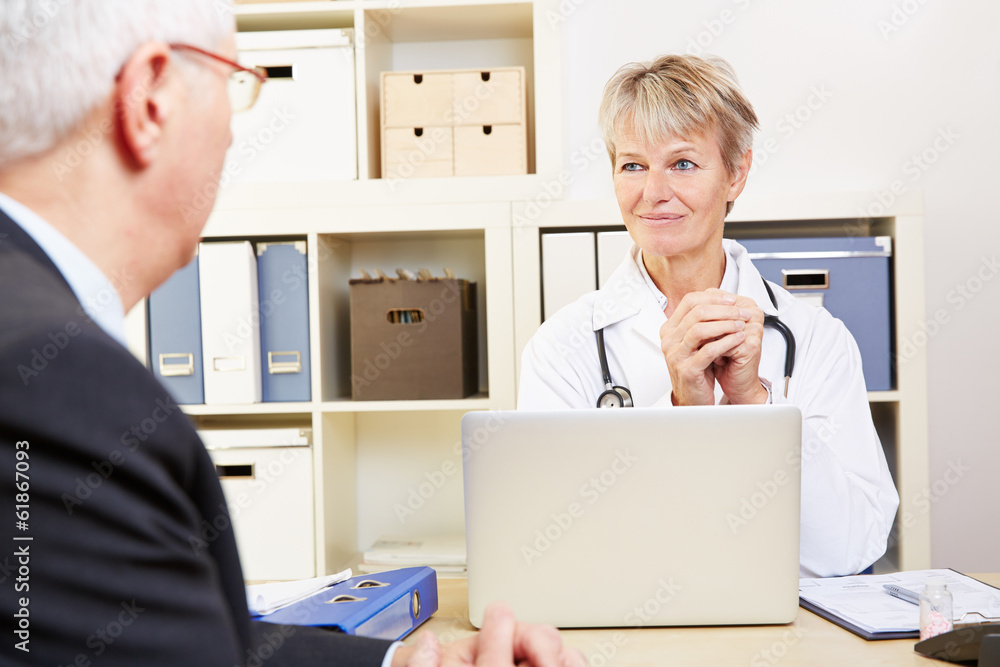 Ärztin im Gespräch mit Patient in Sprechstunde Stock Photo | Adobe Stock