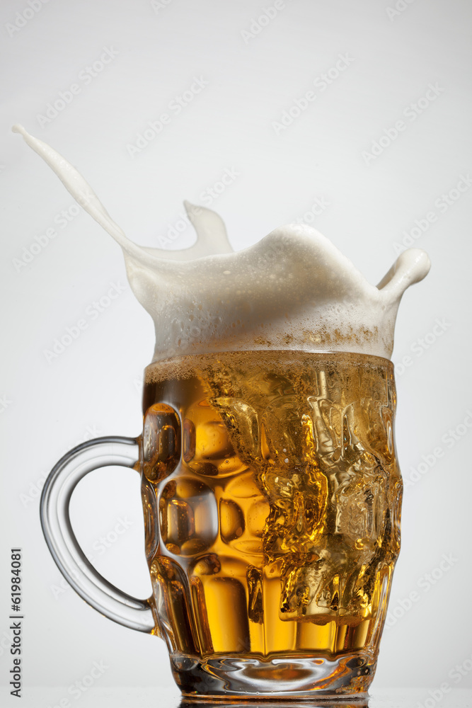 Zdjęcie Stock: Beer splash in glass isolated on white | Adobe Stock
