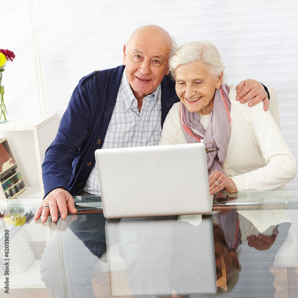 Paar Senioren am Computer im Internet Stock Photo | Adobe Stock