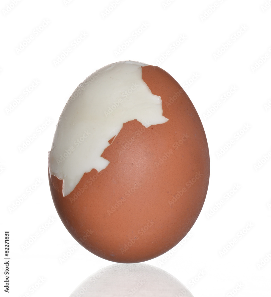 Huevo sancochado pelado.Cascara de huevo. Stock Photo | Adobe Stock