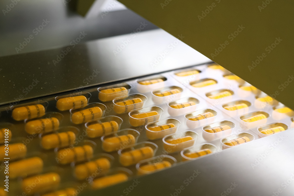 Yellow capsules packed in tablet packing machine Stock-Foto | Adobe Stock