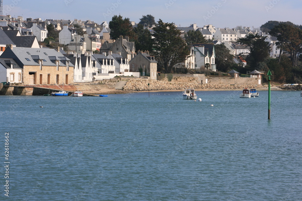 Le village de Plouhinec vu d'Audierne (Finistère, Bretagne) ภาพถ่าย ...