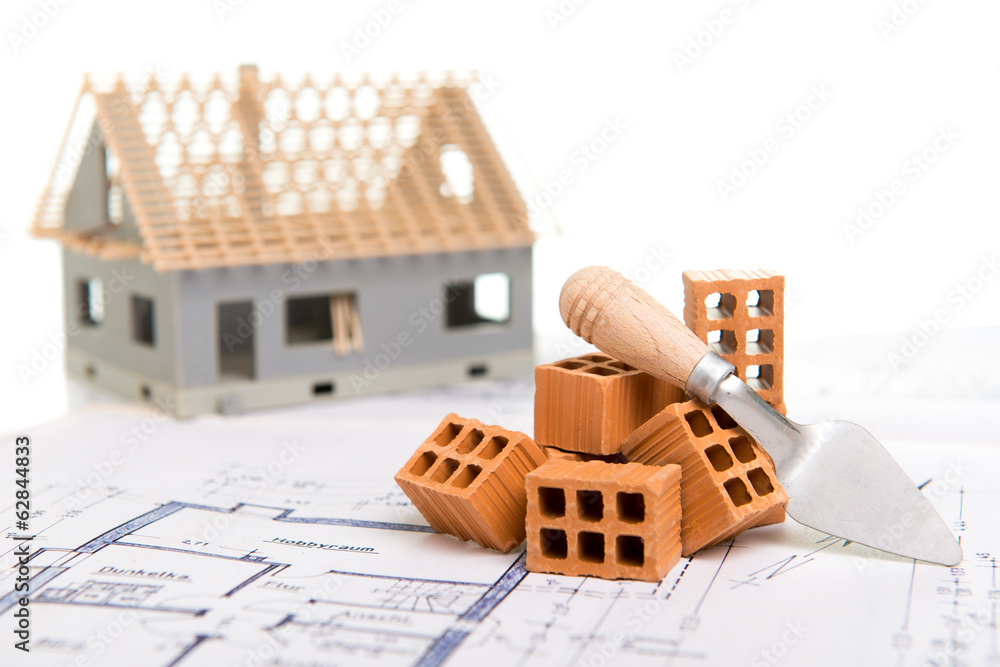 Rohbau mit Ziegeln auf einem Bauplan Stock Photo | Adobe Stock
