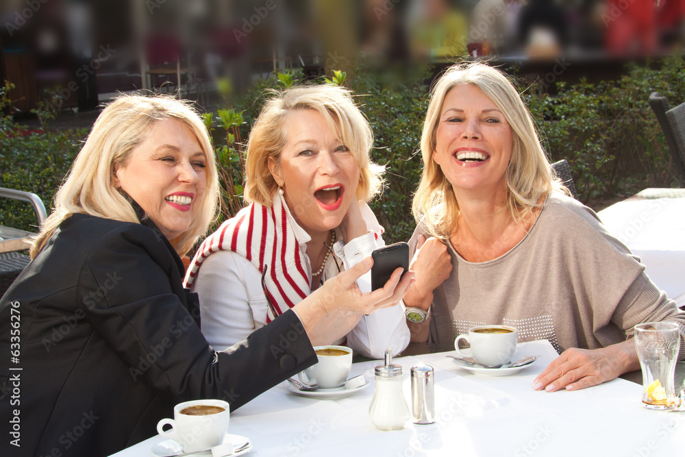 Freundinnen in der Stadt Kaffee trinken Stock-Foto | Adobe Stock