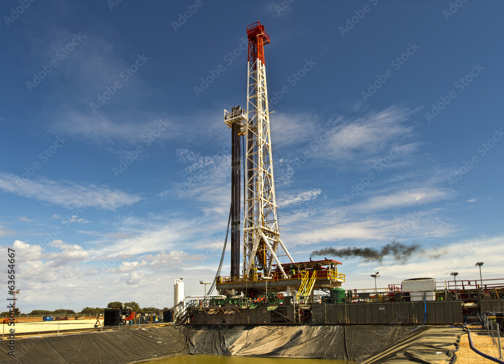 View of the land rig across the sump pit foto de Stock | Adobe Stock