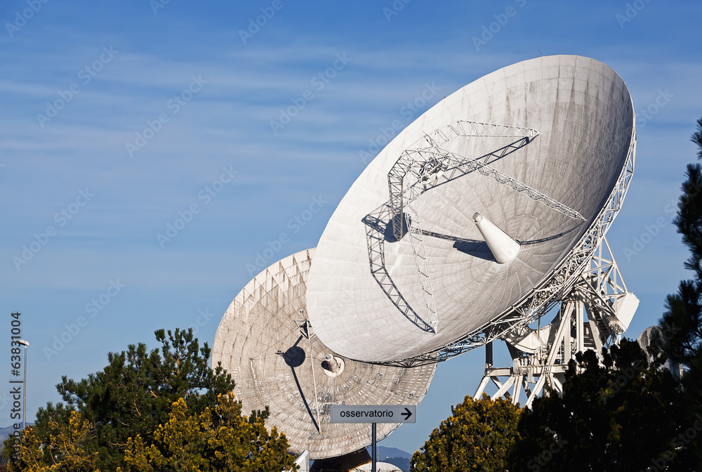 grandi parabole foto de Stock | Adobe Stock