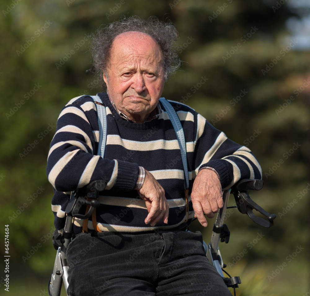 Rentner mit Rollator Stock-Foto | Adobe Stock