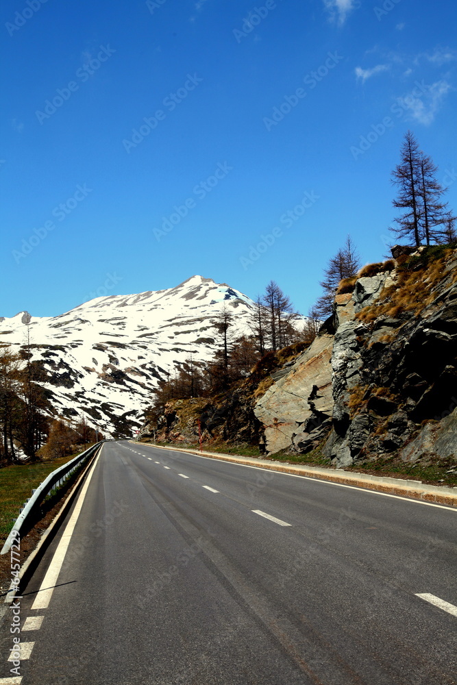 Le Straffelgrat et l'axe routier du Simplon. foto de Stock | Adobe Stock