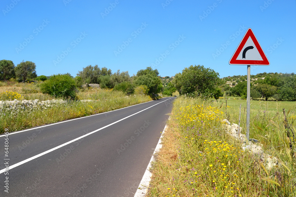 Foto Stock Strada con segnaletica stradale - curva a destra | Adobe Stock