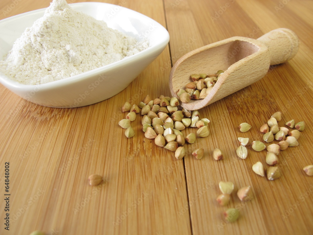 Buchweizen und Buchweizenvollkornmehl Stock Photo | Adobe Stock