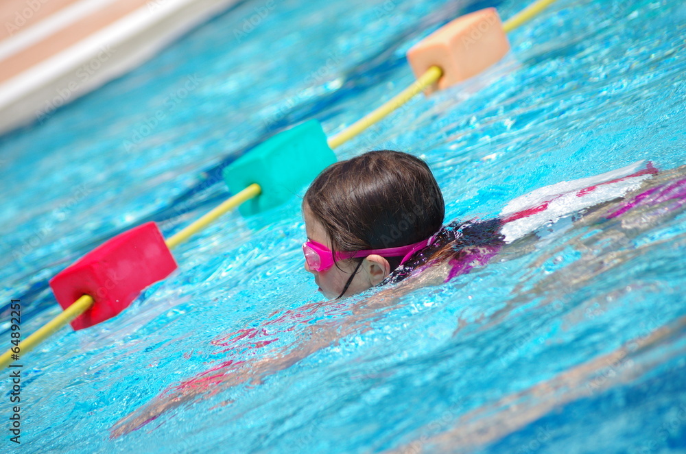 cours de natation en piscine Stock-Foto | Adobe Stock