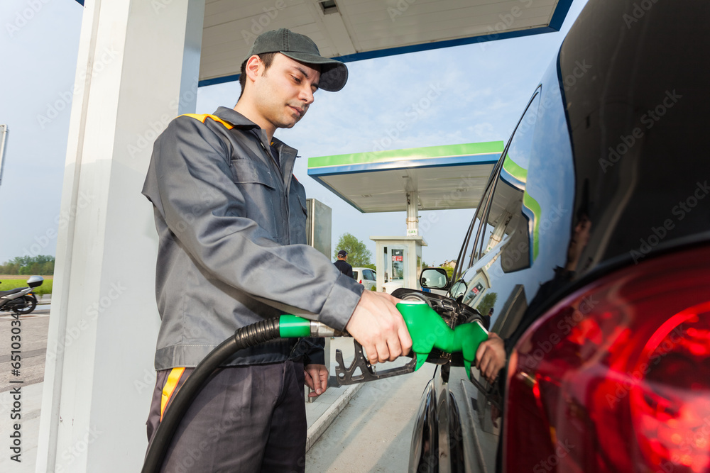 Man fueling up a car foto de Stock | Adobe Stock