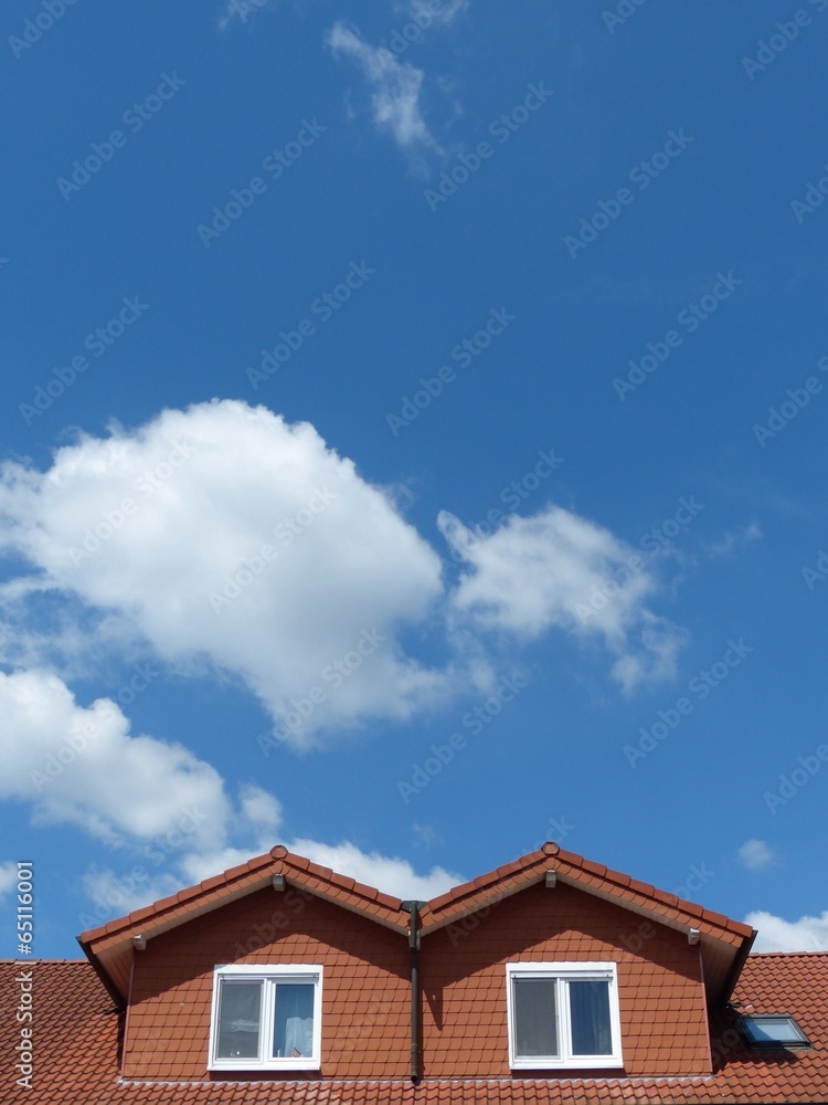 Moderne Mansarden oder Dachgauben mit rotbraunen Schindeln vor Himmel ...