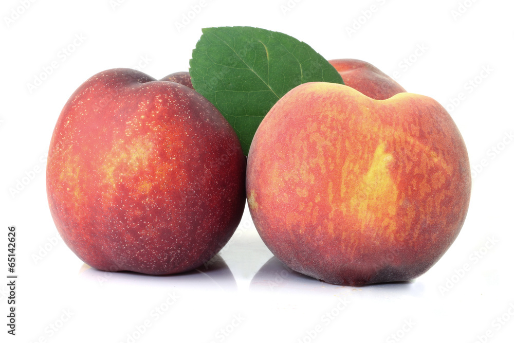 Pfirsich isoliert Stock-Foto | Adobe Stock