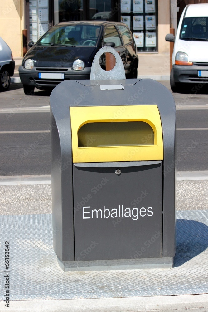 Conteneur enterré : ' emballages ' Stock Photo | Adobe Stock