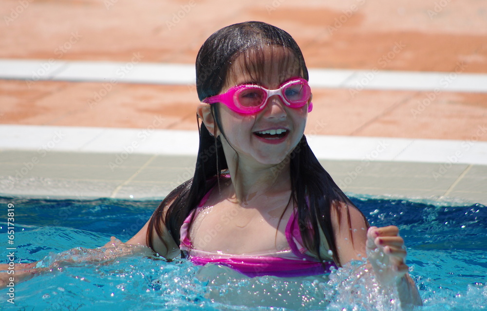 fillette à la piscine Stock Photo | Adobe Stock
