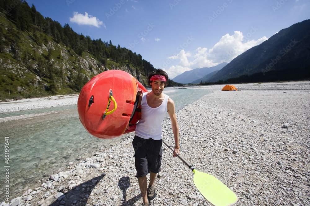 Deutschland,Bayern,Tölzer Land,jungen Mann mit einem Kajak und ein ...