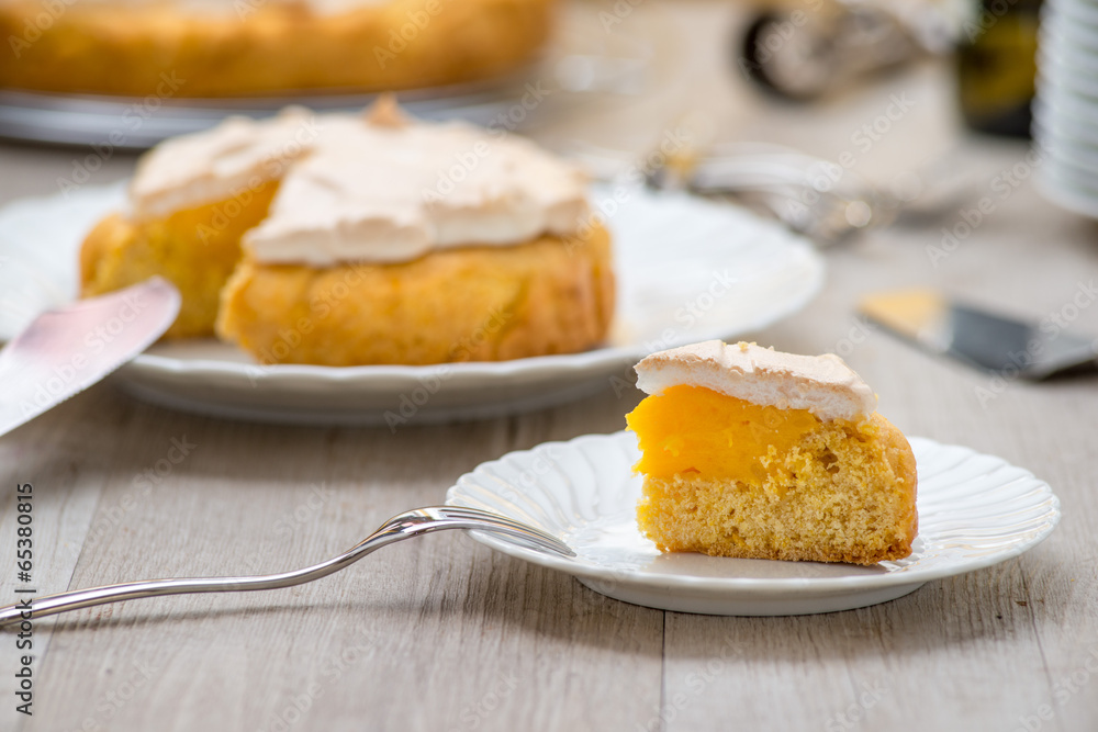 Fetta di crostata casalinga al limone meringata Stock Photo | Adobe Stock