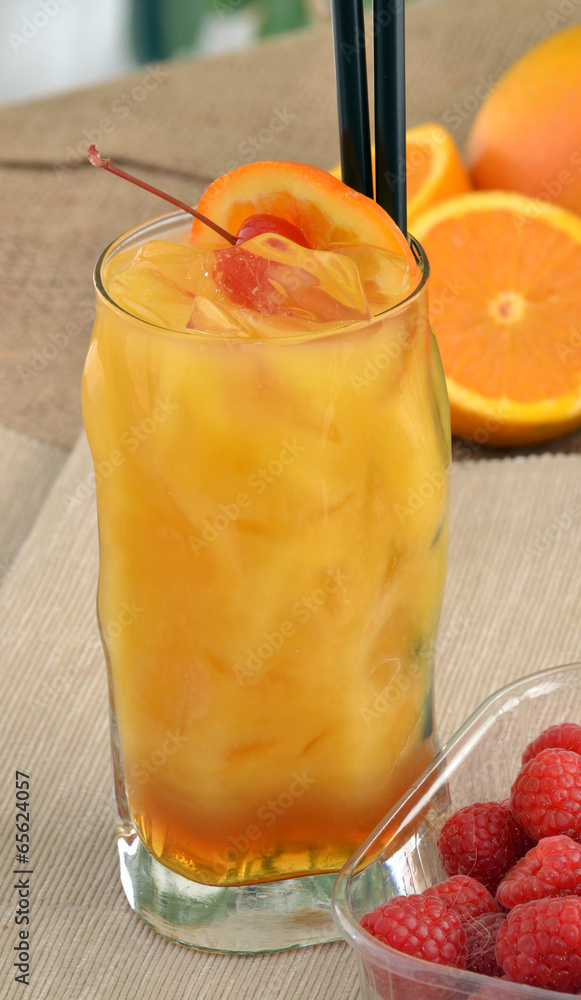 Coctel de fruta,bebida alcohólica. foto de Stock | Adobe Stock