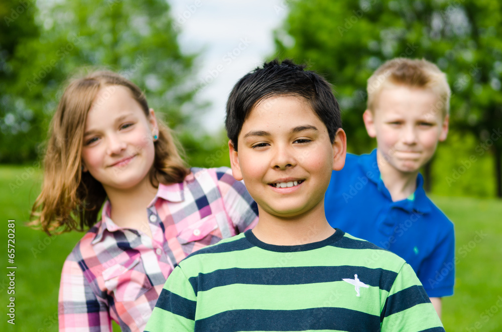 kinder stehen hintereinander Stock Photo | Adobe Stock