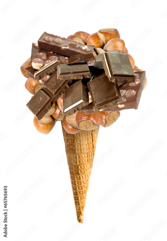 Foto Stock Cono gelato gusto nocciola e cioccolato | Adobe Stock