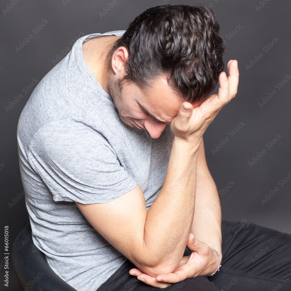 Weinender Mann Stock-Foto | Adobe Stock