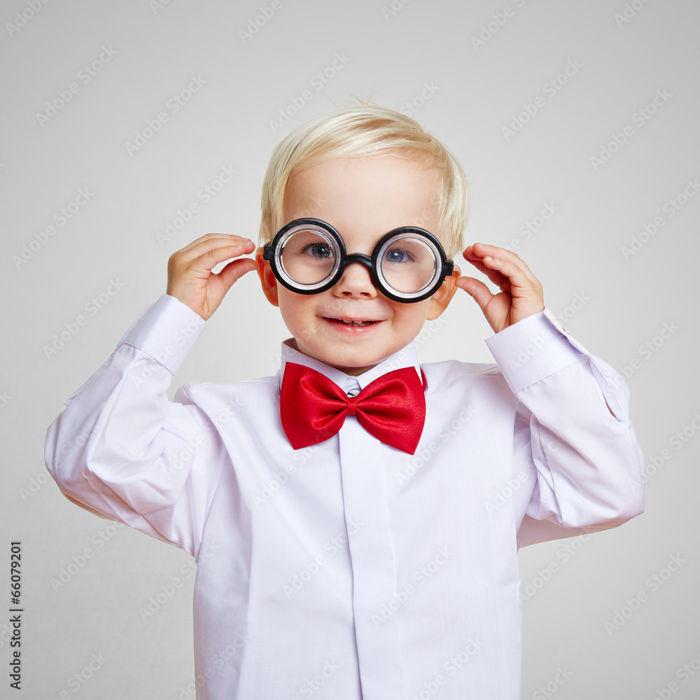 Lachendes Kind mit Kinderbrille Stock Photo | Adobe Stock
