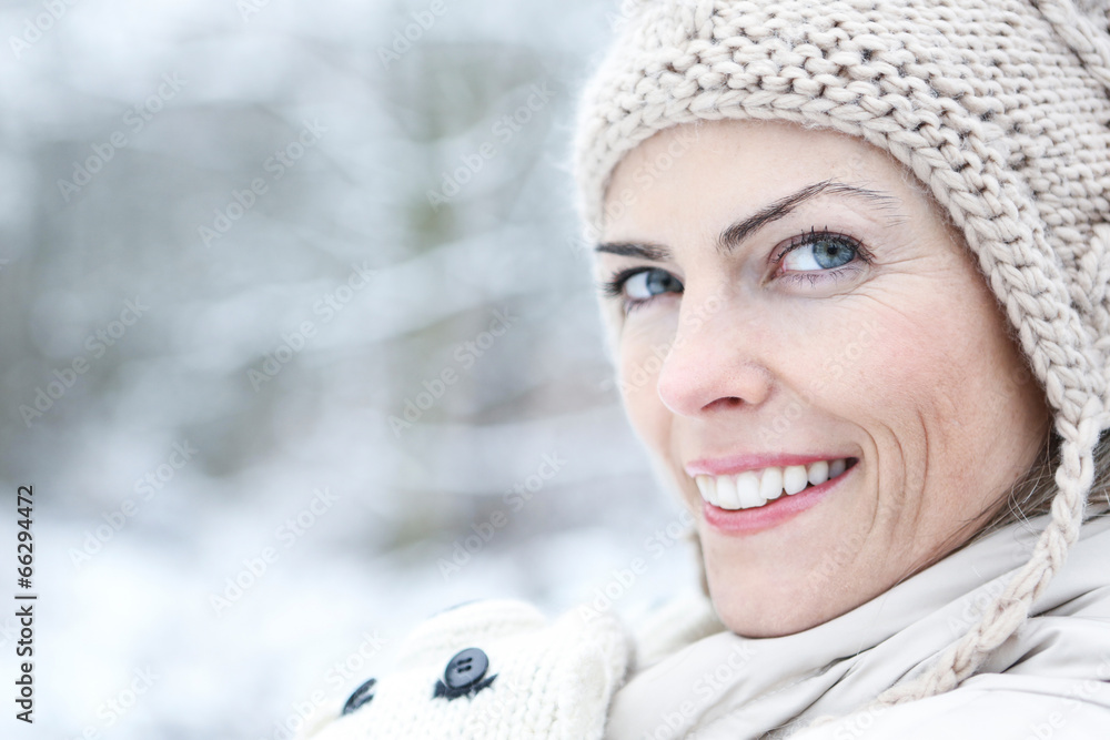 Frau im Winter im Freien Stock Photo | Adobe Stock