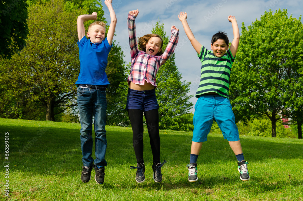 kinder springen hoch vor begeisterung Stock Photo | Adobe Stock