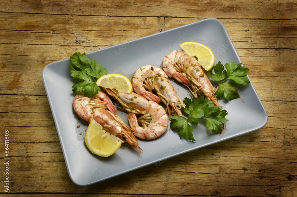 Camarones con limón Gamberi al limone Shrimp with lemon Stock Photo ...