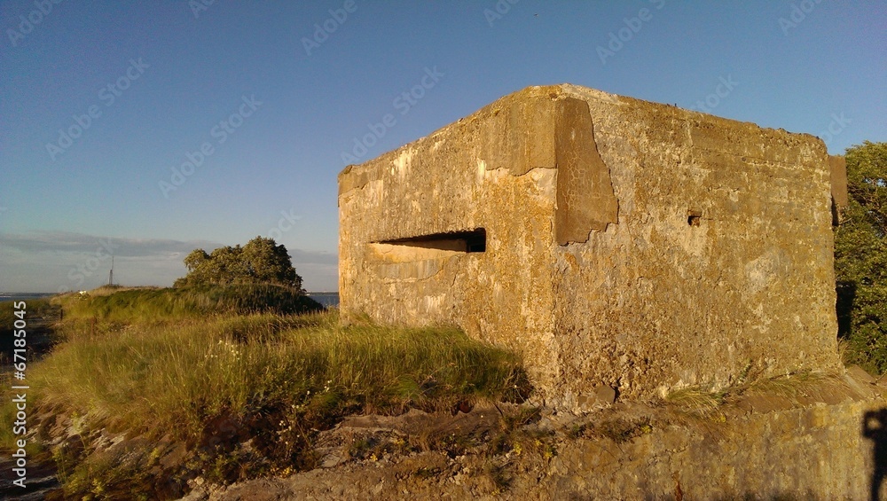 Old concrete fort WWII on Totleben island in Gulf of Finland foto de ...