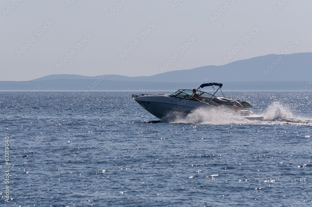 Motorboot vor Raab Kroatien Stock-Foto | Adobe Stock