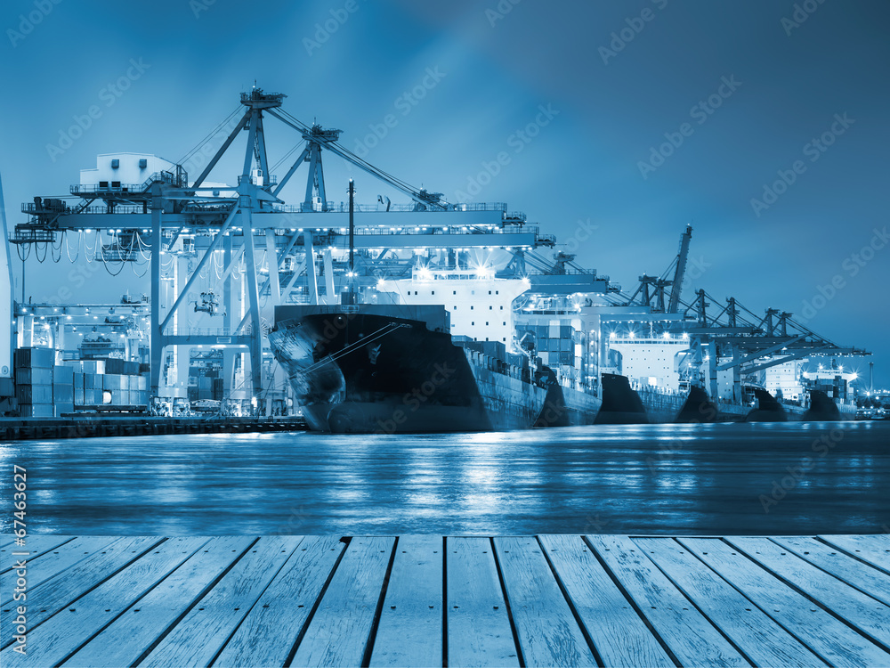 Gantry crane loading and unloading cargo container from cargo ship at ...