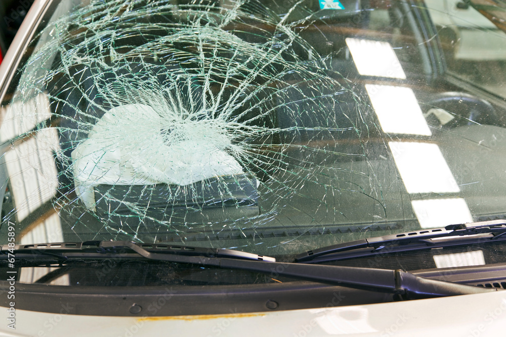 Kaputte Windschutzscheibe und Airbag Stock-Foto | Adobe Stock