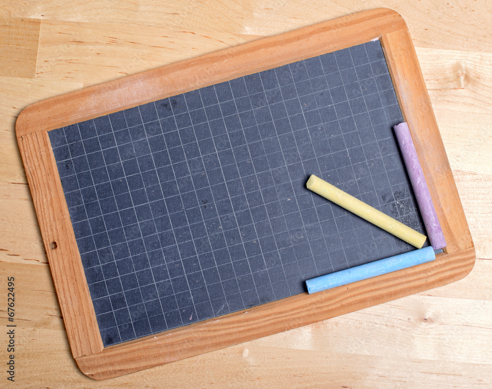 ardoise avec des craies Stock-Foto | Adobe Stock