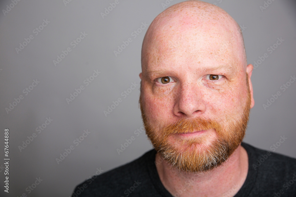 Crazy eyed bald man with a beard foto de Stock | Adobe Stock