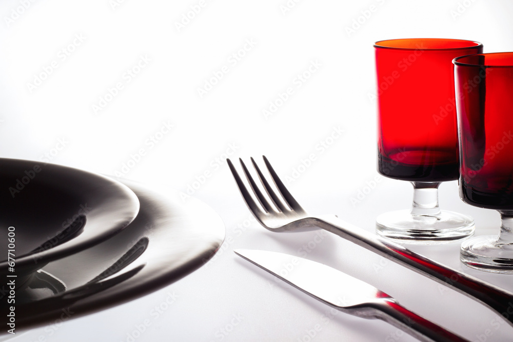 Besteck Teller und Gläser Stock-Foto | Adobe Stock