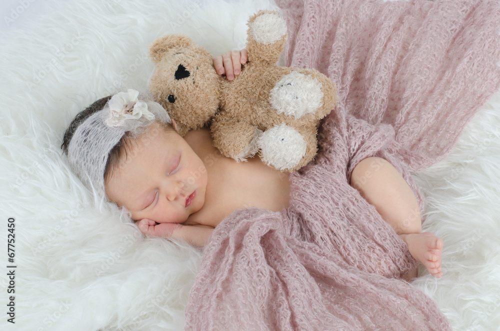 Schlafendes Baby mit Teddy Stock-Foto | Adobe Stock