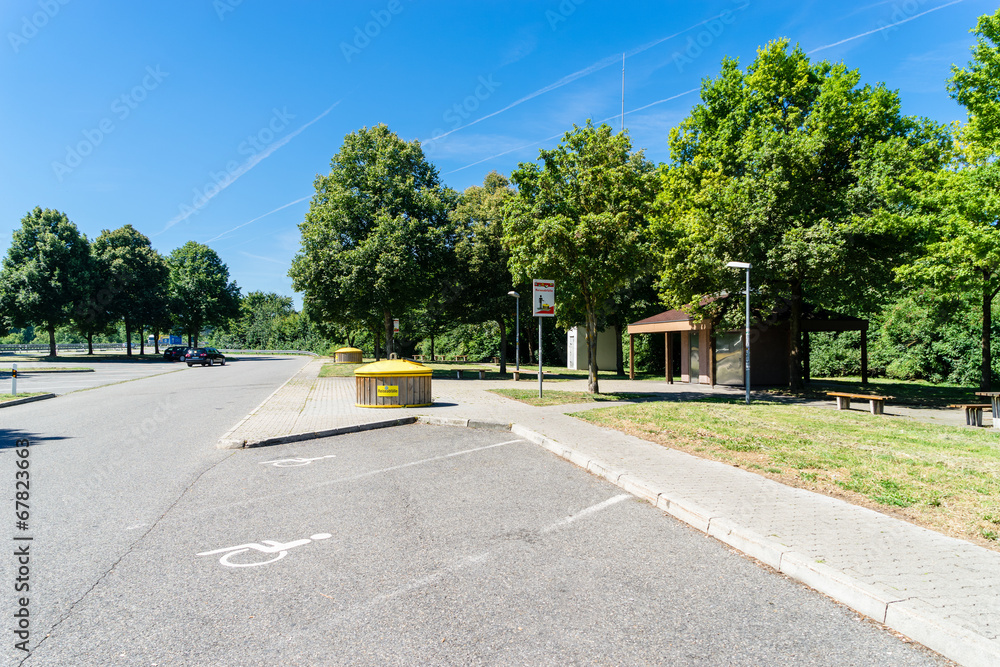 Autobahnparkplatz mit WC-Anlage Stock-Foto | Adobe Stock