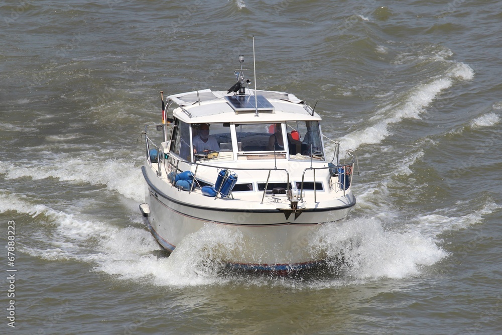 Motorboot auf dem Rhein Stock-Foto | Adobe Stock