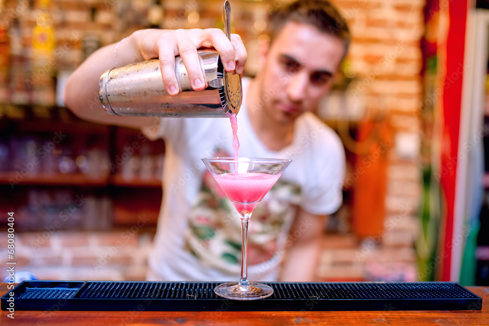 Foto Stock bartender preparing and pouring cosmopolitan alcoholic ...