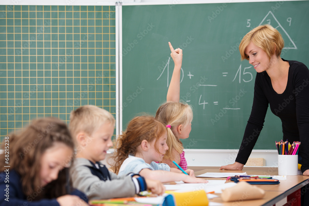 junge lehrerin unterrichtet eine klasse Stock-Foto | Adobe Stock