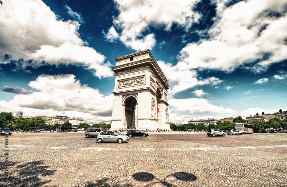 Arc de Triomphe in Paris. Etoile roundabout on a beautiful summe Stock ...